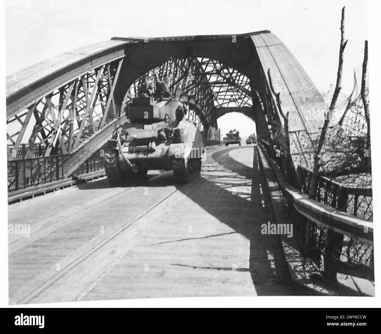 "DESERT RATS" ON THE KAISER WILHELM CANAL - Tanks of the 7th Armoured ...