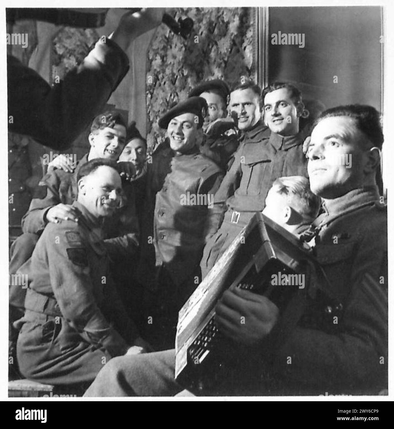 5TH SEAFORTH HIGHLANDERS PIPE BAND - The rest of the band join in the ...