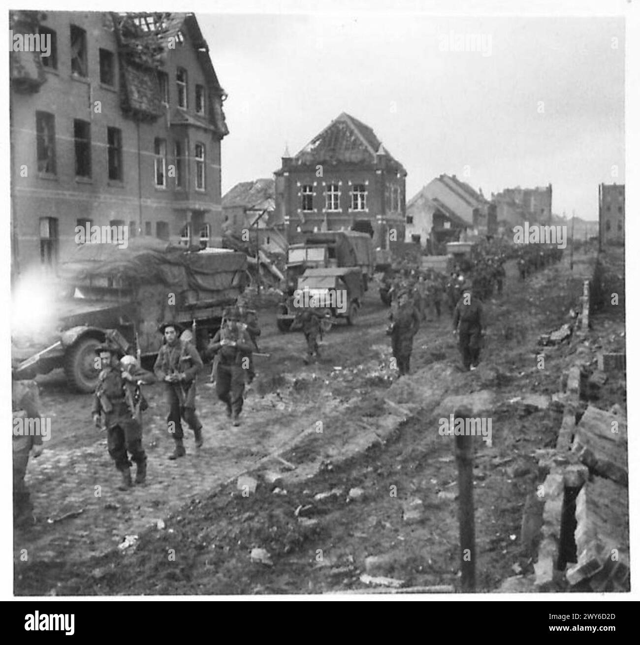 53RD DIV GETTING READY FOR NEXT ATTACK - Tanks, Bren carriers and ...