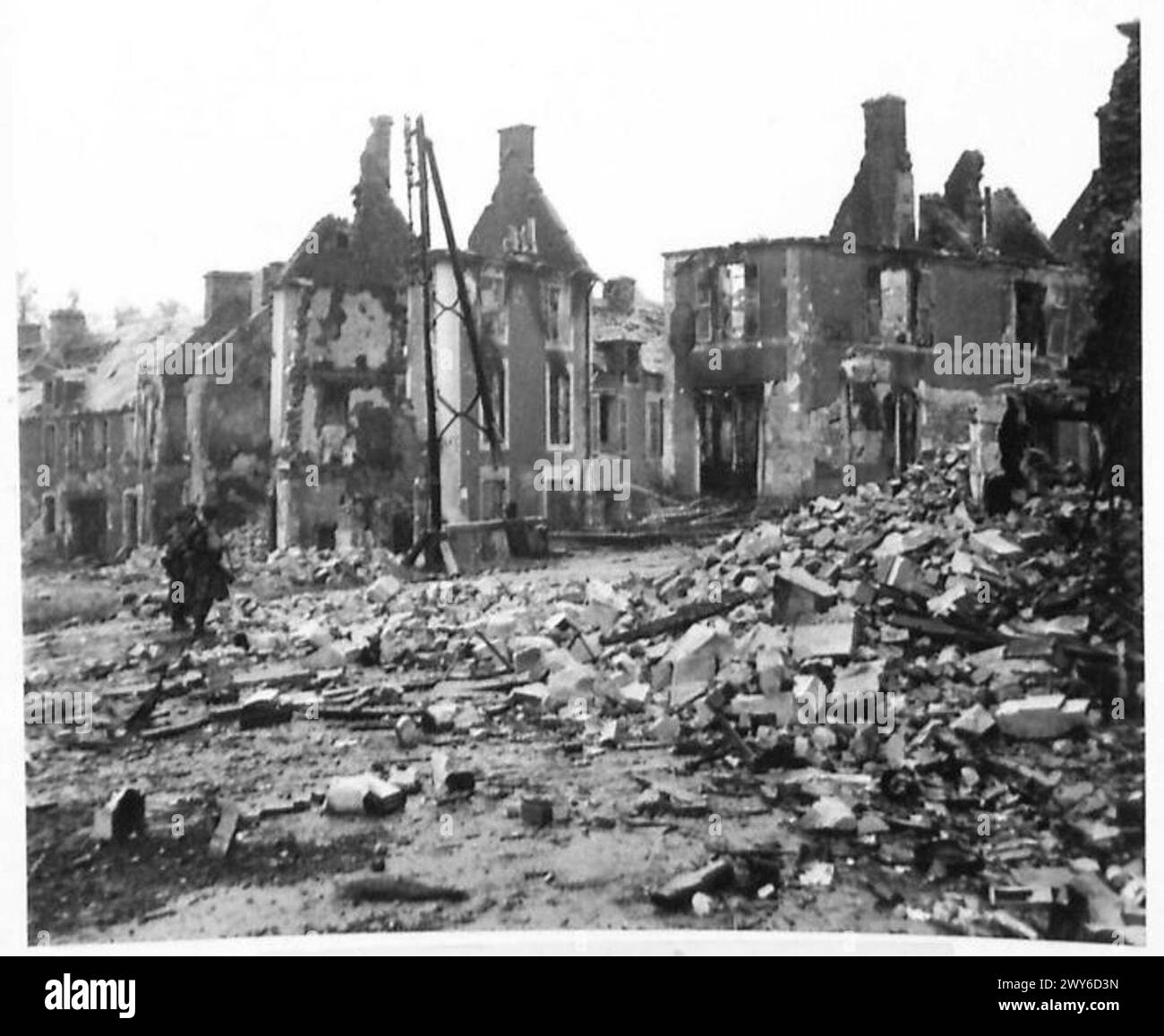 British troops occupy Tilly-sur-Seulles after combat, with heavily ...