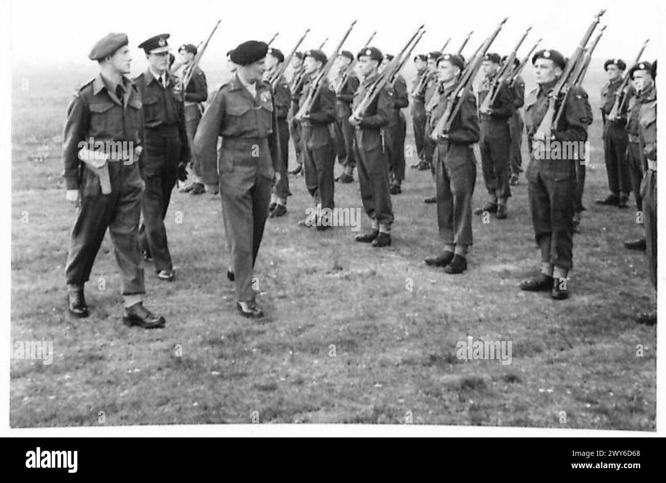 43RD DIVISION INVESTITURE - The C-in-C inspects a guard of honour of ...