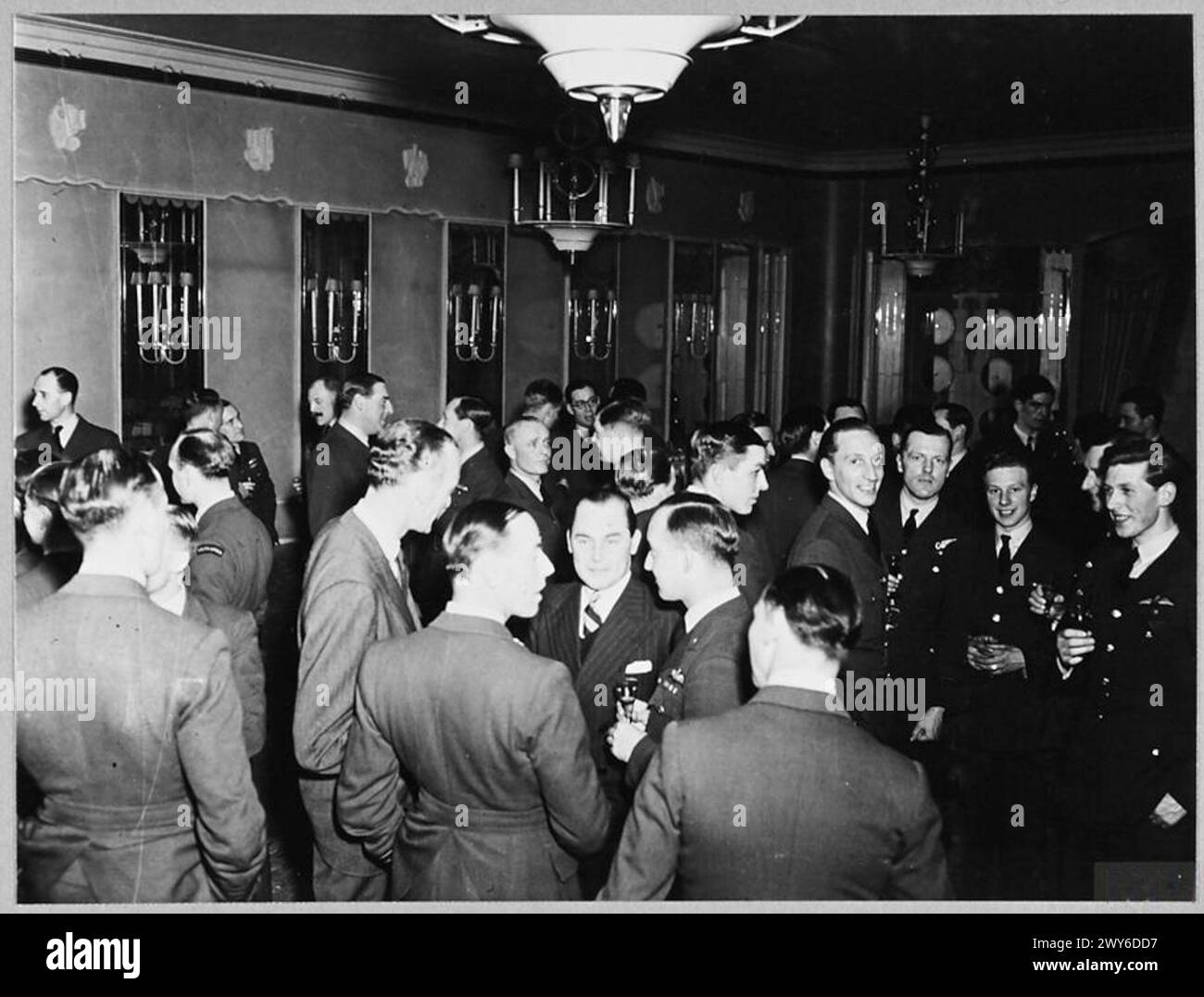 SQUADRON RE-UNION DINNER - Picture issued 1944. Pictures taken at the ...