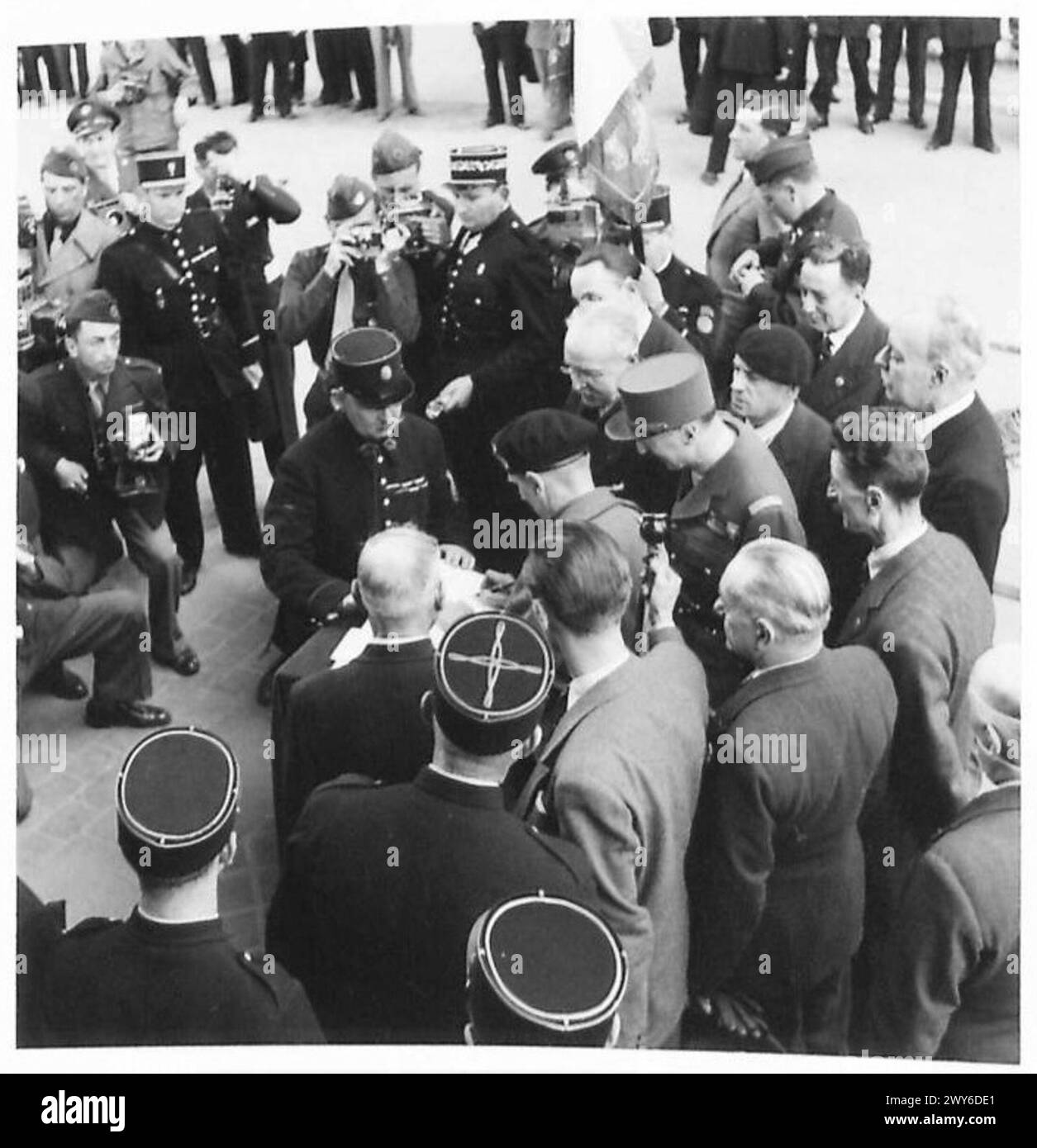 Book signing ceremony Cut Out Stock Images & Pictures - Alamy