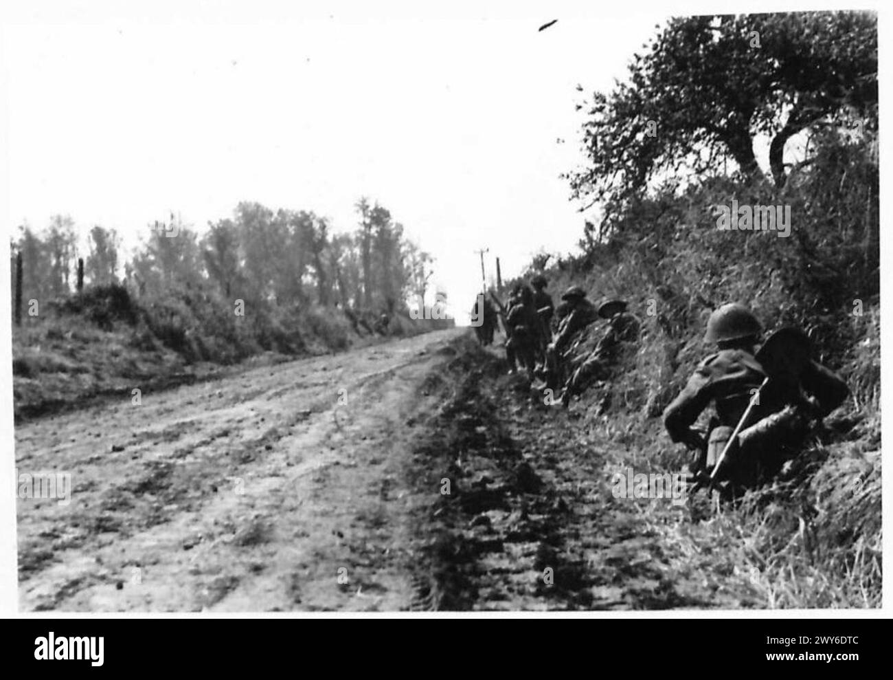THE OFFENSIVE NEAR TILLY SUR SEULLES - British infantry move up to ...
