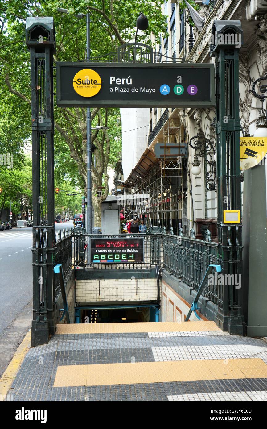 Entrance to Perú Metro station at Plaze de Mayo Stock Photo - Alamy