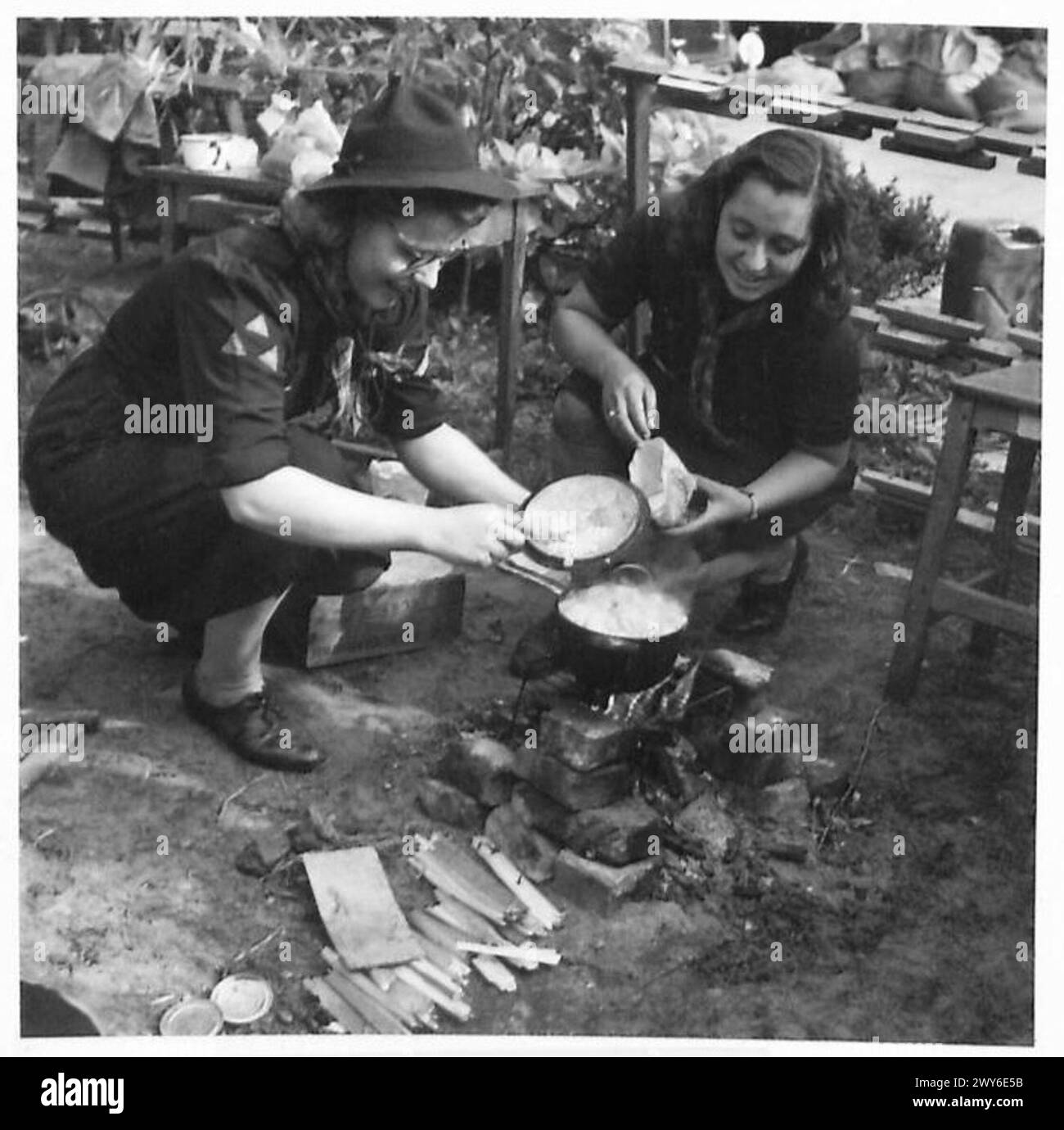 GIRL GUIDES AND BOY SCOUTS OF EINDHOVEN HOLLAND. - Toos Govers and ...
