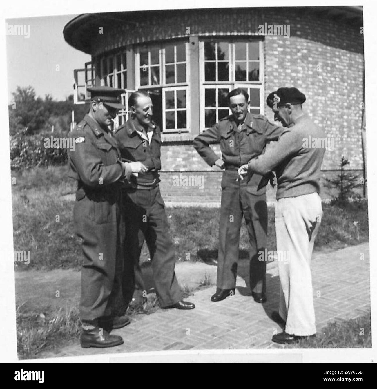 C-IN-C VISITS HIS GOCs - Field Marshal Montgomery talking to Lt.Gen ...