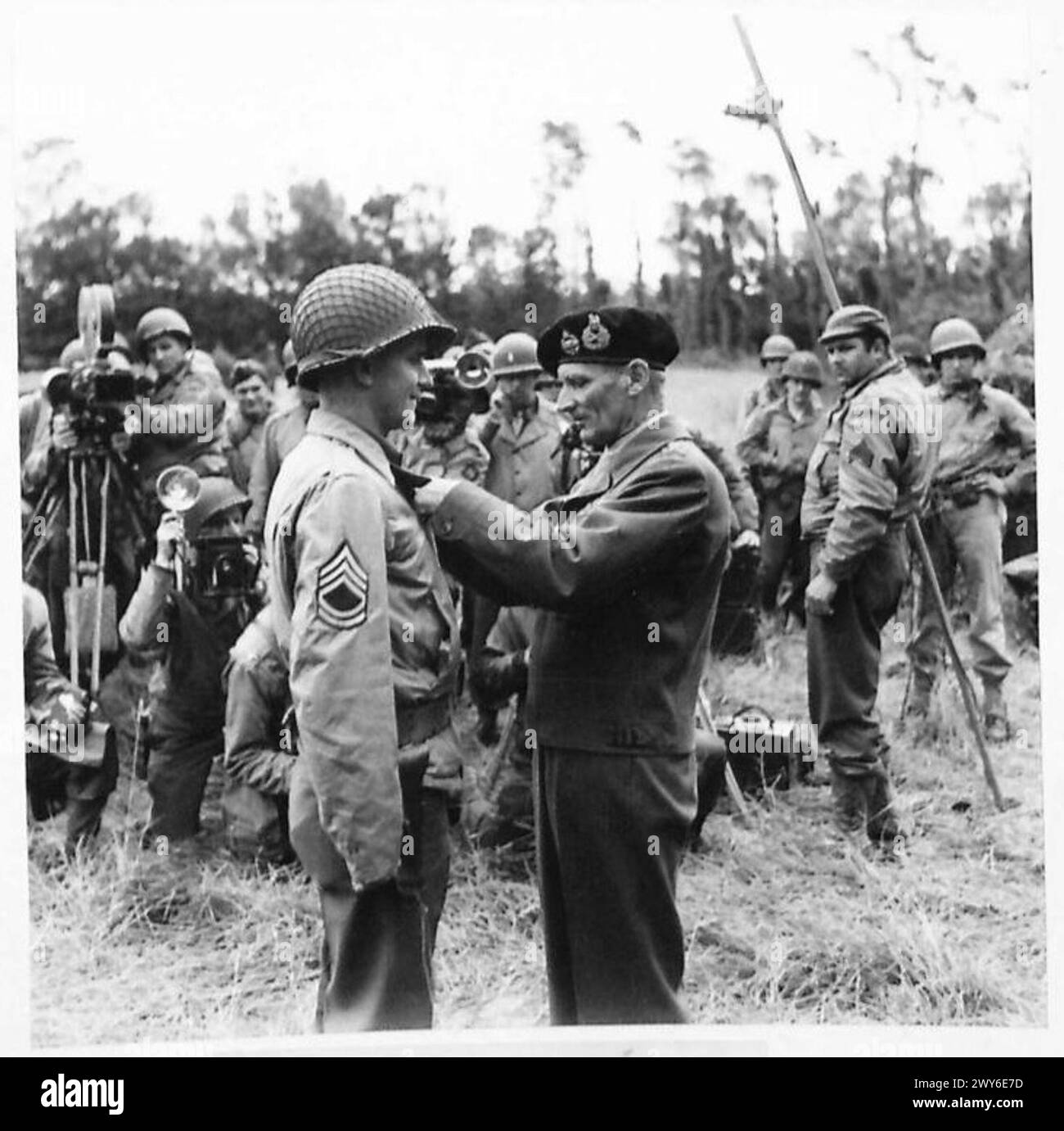GENERAL MONTGOMERY PRESENTS MEDALS TO AMERICAN OFFICERS - General Montgomery presents the ribbon ...