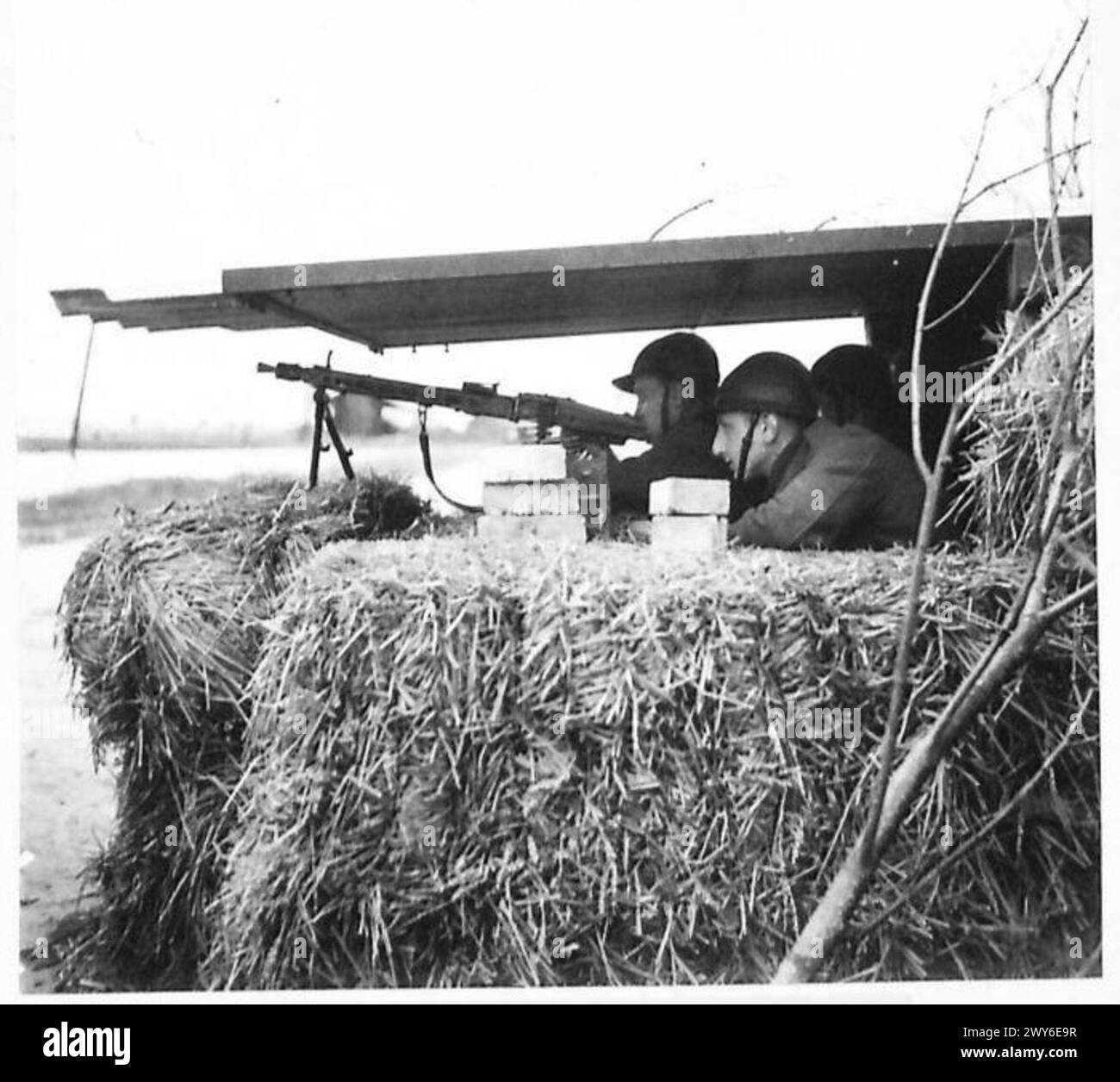 French soldiers man a machine gun position in the Dunkirk sector using ...