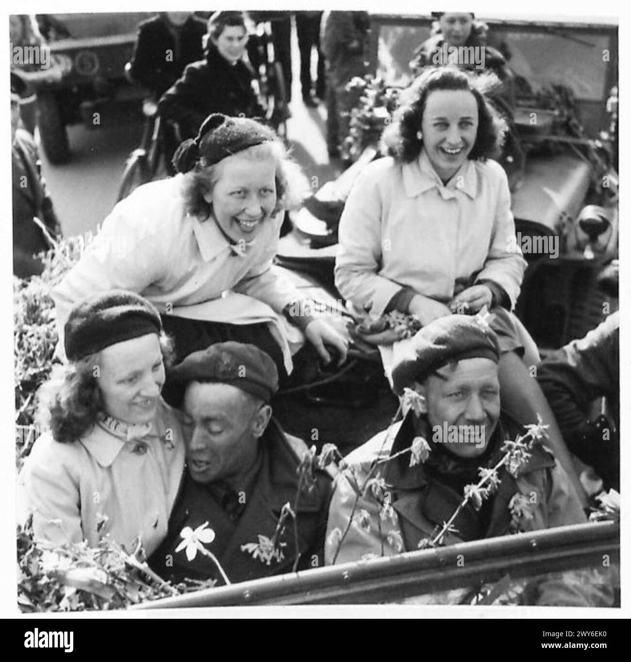 Driver Cook of Birmingham and Rifleman Gillingham of London transport ...