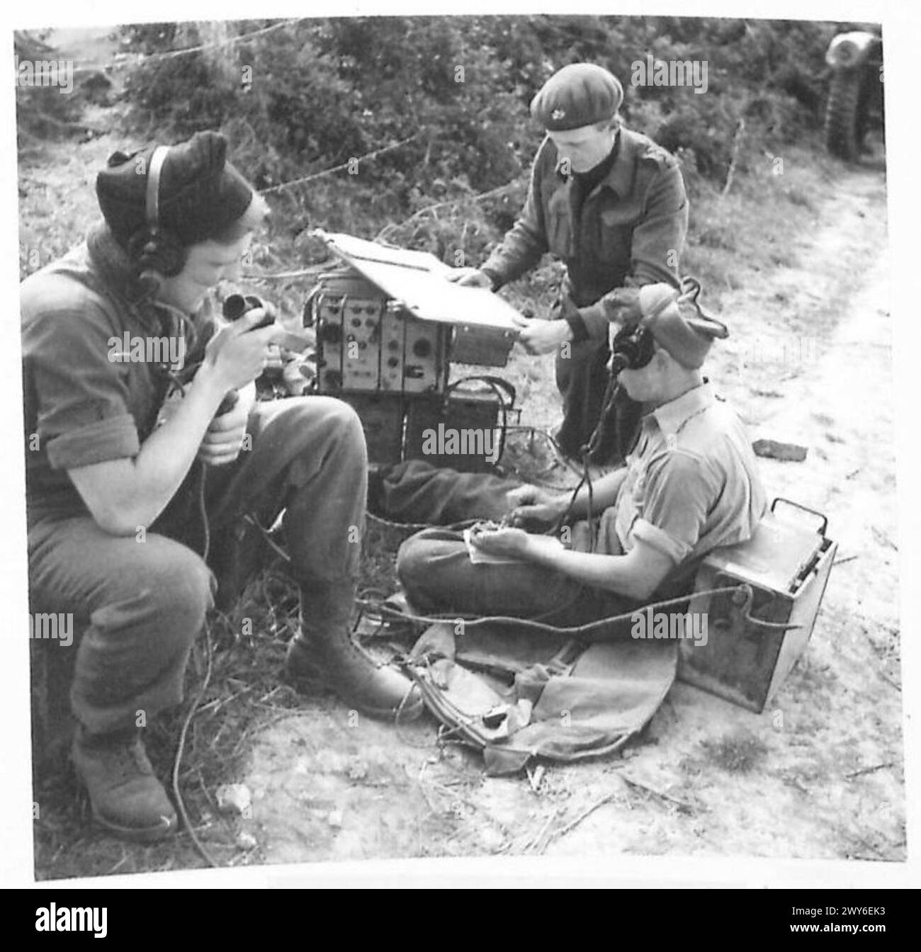 AIR OBSERVATION FOR THE ARTILLERY - A Naval wireless post relaying ...
