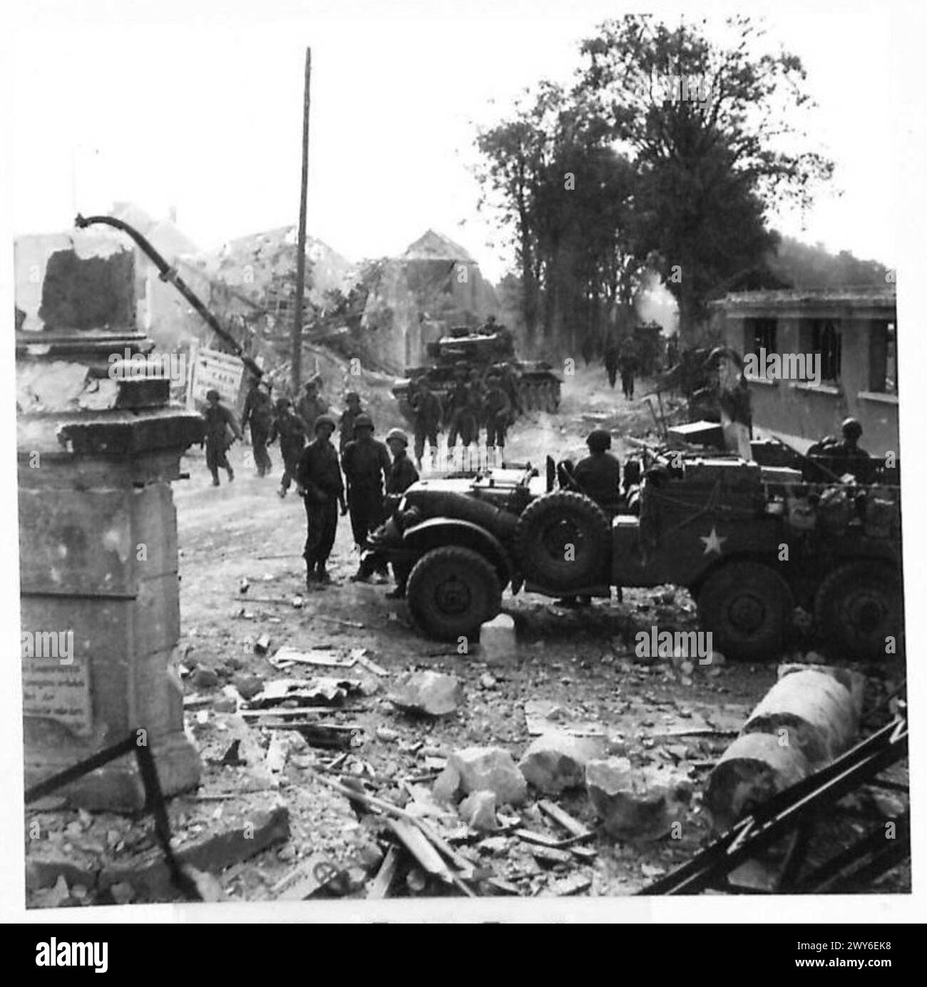 ADVANCE TOWARDS PARIS - British tanks roll on as American Infantry ...