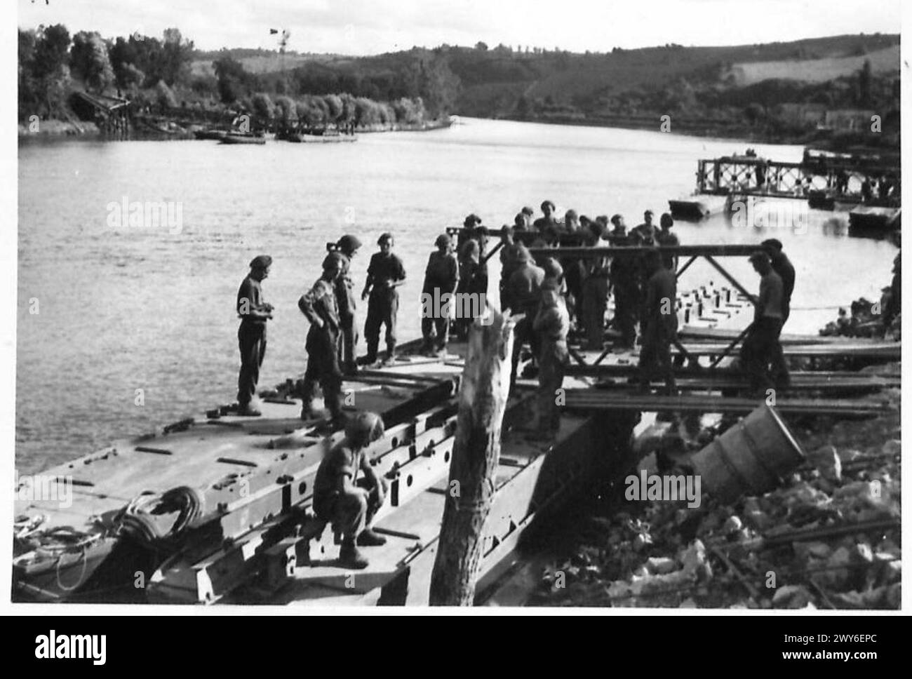 BUILDING A CLASS 40 FLOATING BAILEY BRIDGE OVER THE SEINE - Moving ...