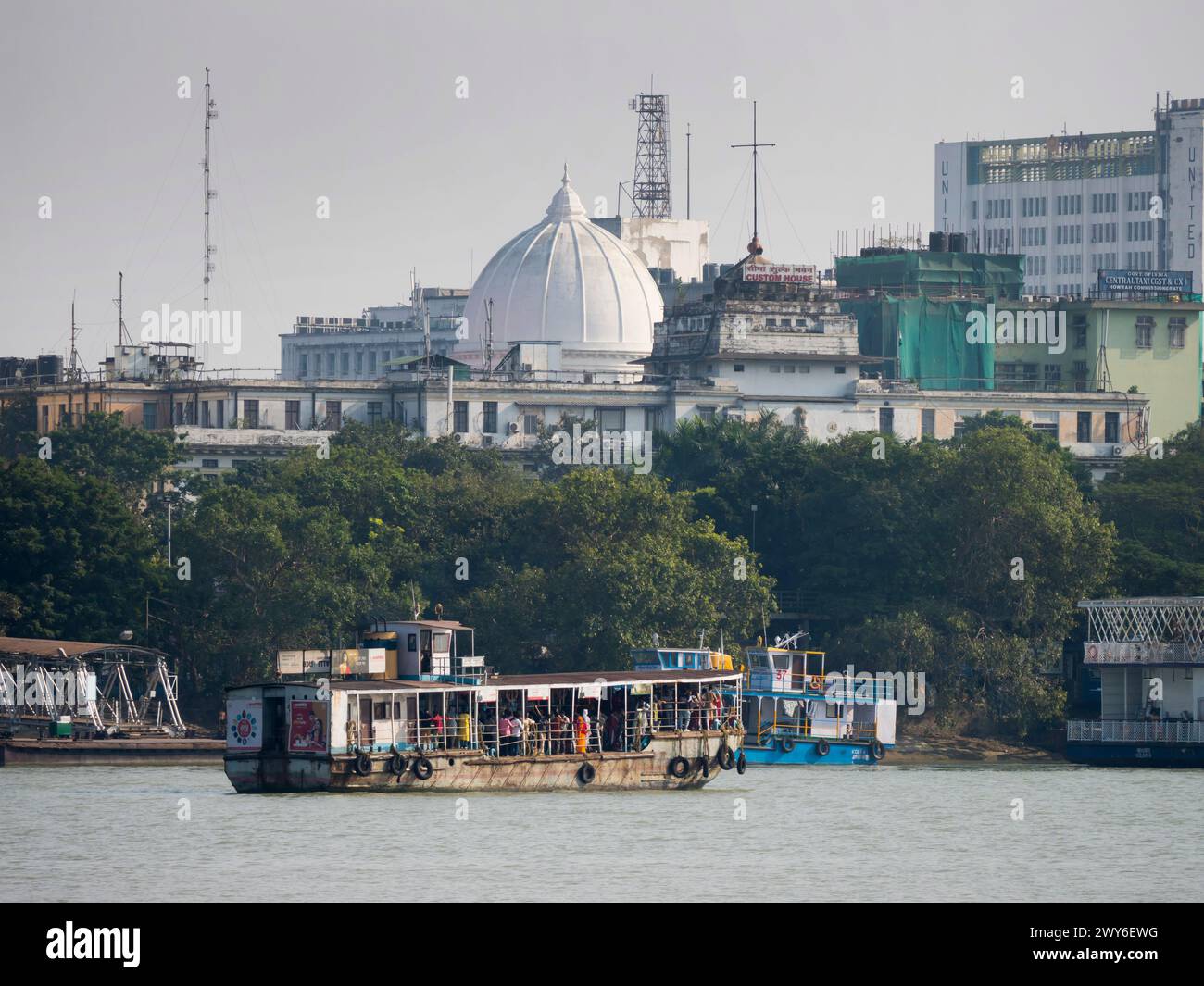 Kolkata ferry hi-res stock photography and images - Alamy