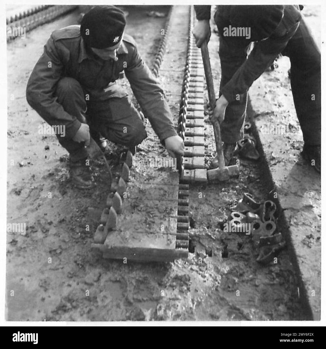 TANK TRACKS - Men of the Guards Armoured Bds fitting the shoes to the ...