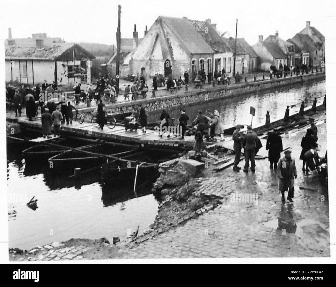 60-H0UR TRUCE AT DUNKIRK. - General view of the refugees crossing the ...