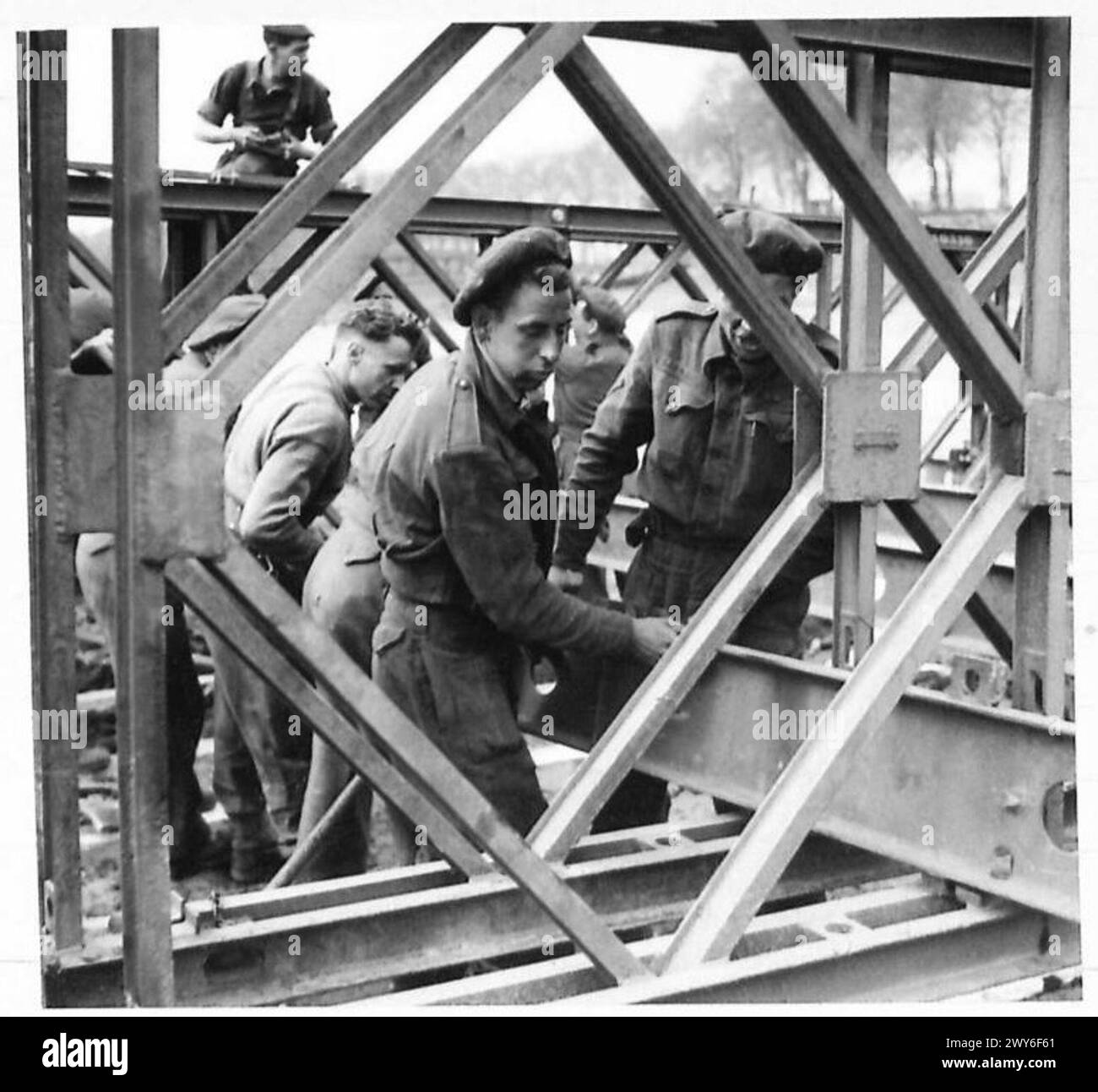THE BUILDING OF JORDAN BRIDGE OVER THE WESER - Fixing the steel girders ...