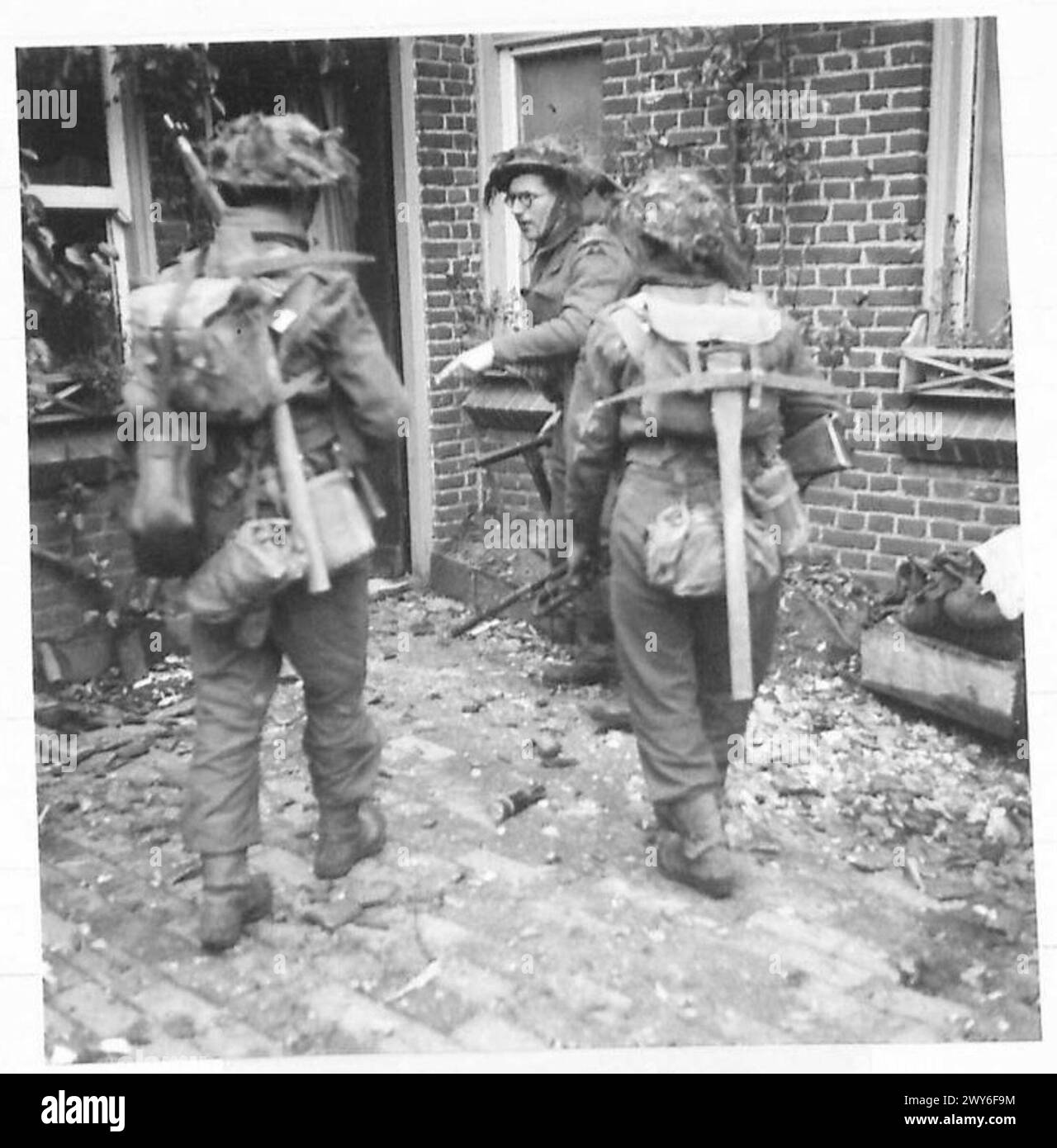 BRITISH CAPTURE VENRAIJ [HOLLAND] - Men of the East Yorkshire Regiment ...