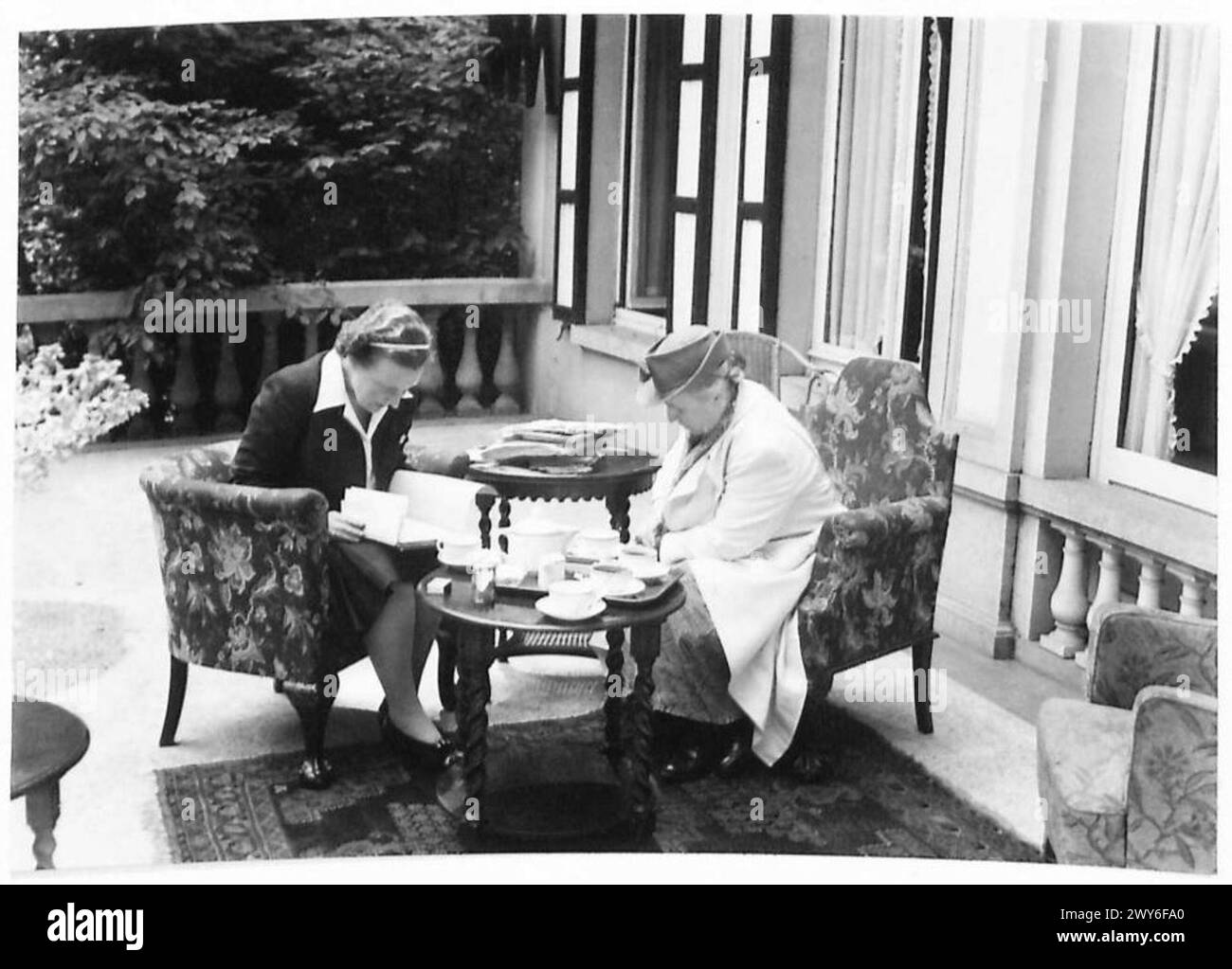 QUEEN WILHELMINA AND PRINCESS JULIANA IN HOLLAND [ANNEVILLE near BREDA ...