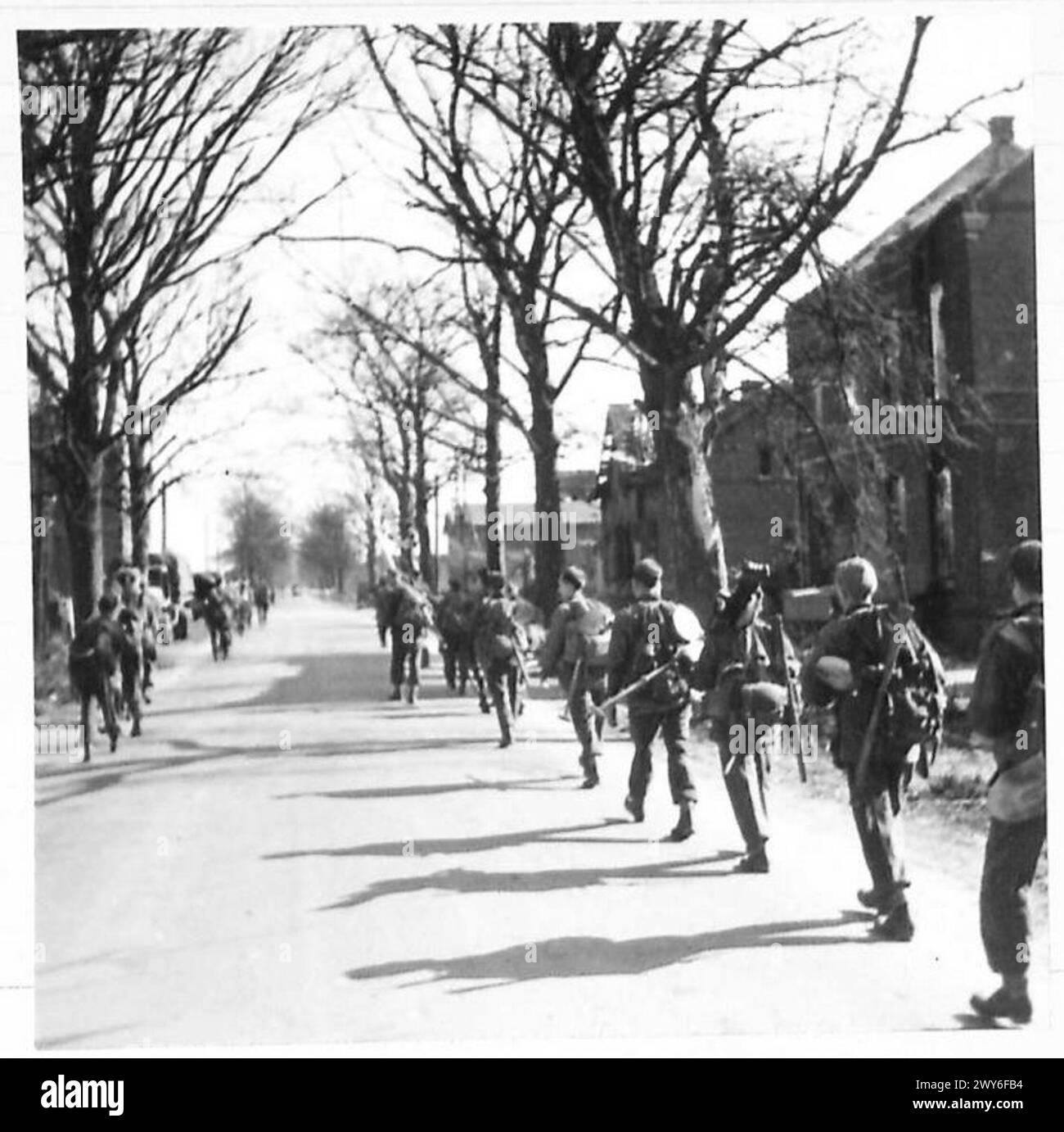 THE BRITISH ARMY IN NORTH-WEST EUROPE 1944-1946 - Infantry moving up in ...