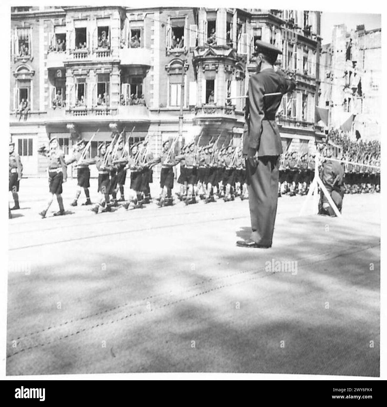 51ST HIGHLAND DIVISION : VICTORY PARADE - General Horrocks taking the ...