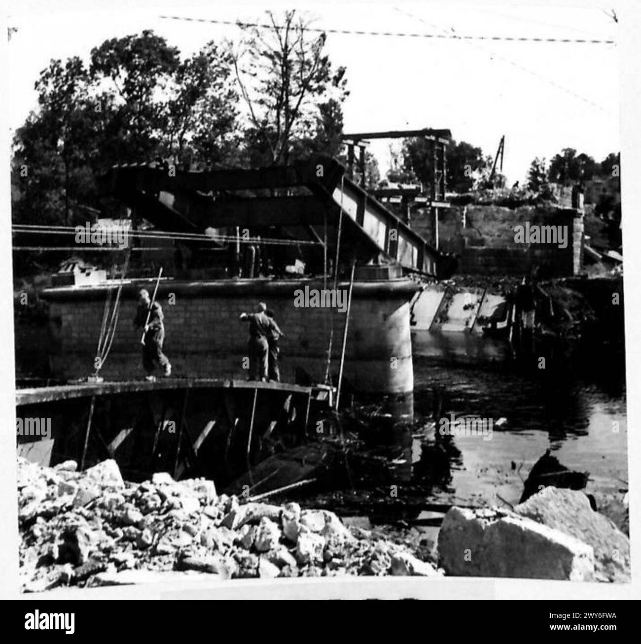 REs REPLACE RAILWAY BRIDGE ACROSS RIVER ORNE - General view of the huge ...