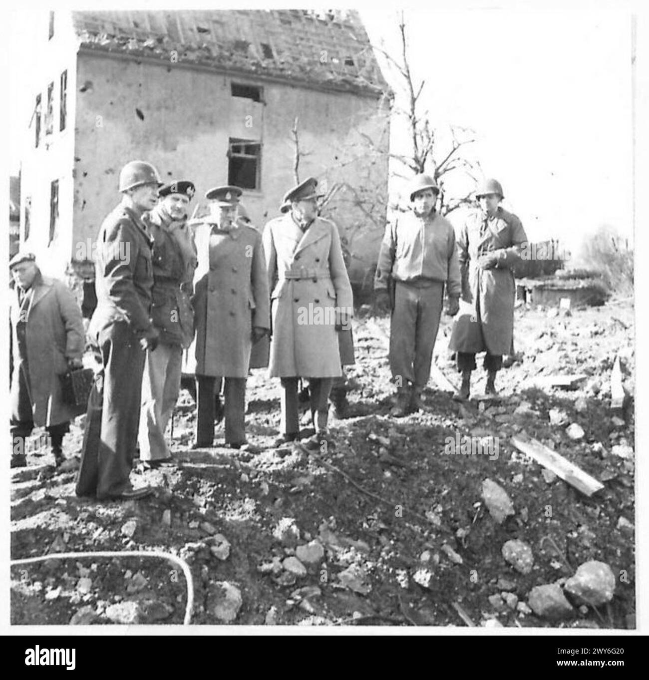PRIME MINISTER VISITS THE WESTERN FRONT - The Prime Minister with Gen ...