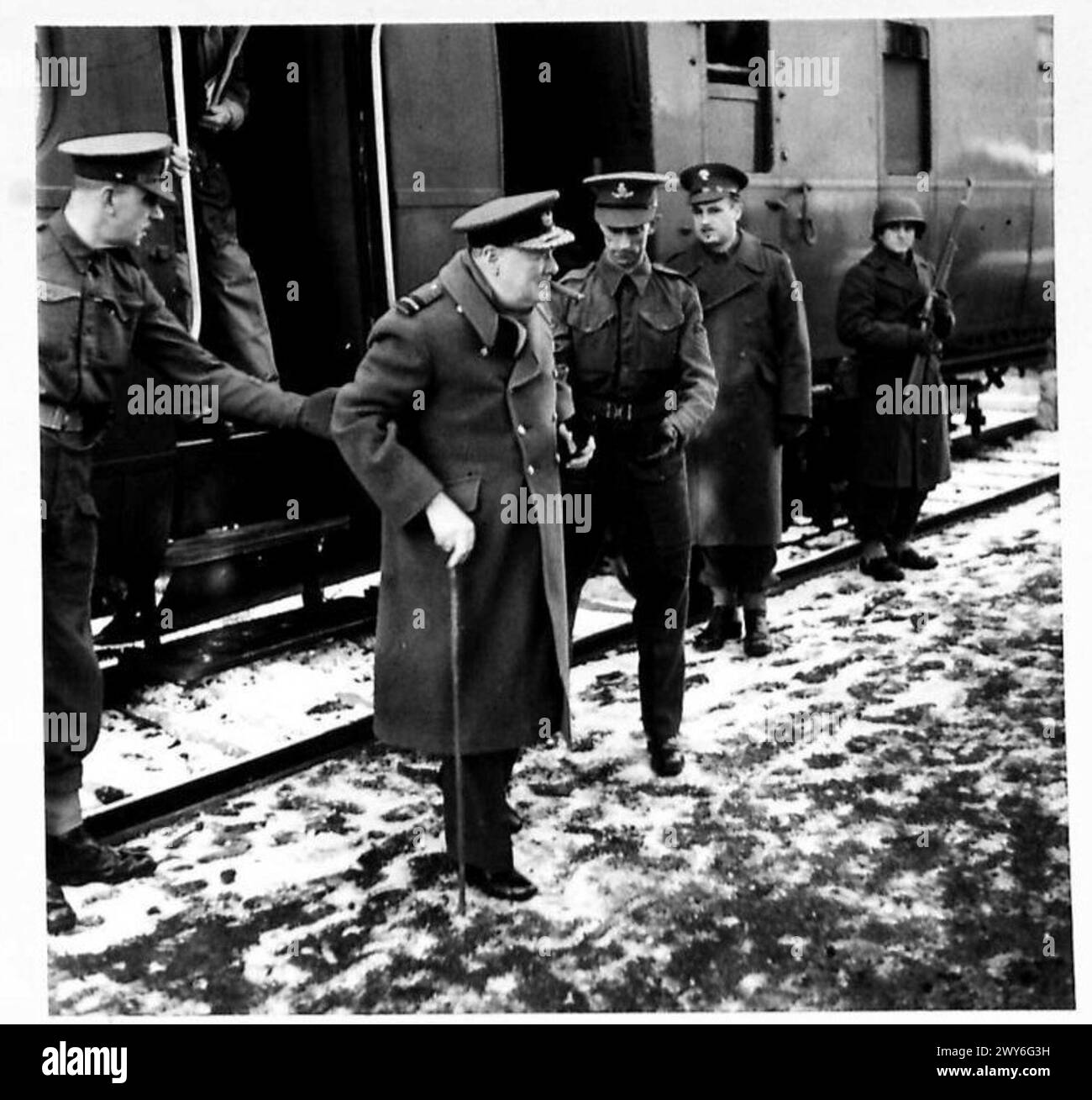 The Prime Minister arrives in Belgium and disembarks from a train ...
