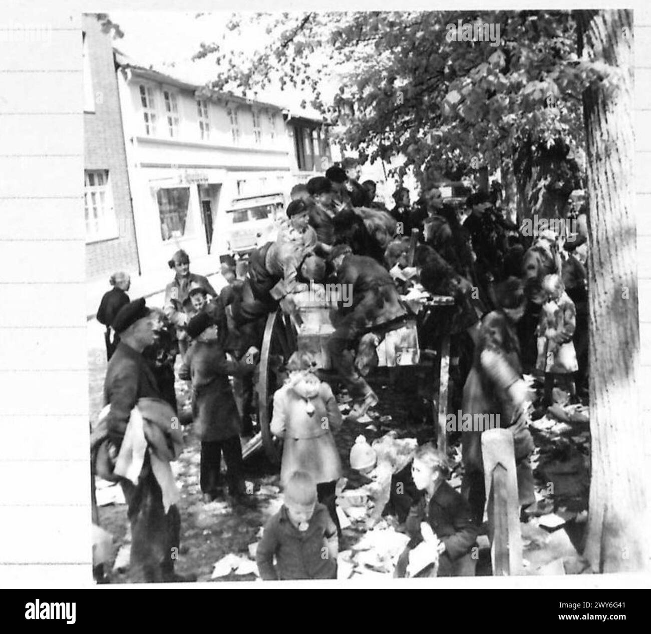 6TH AIRBORNE DIVISION ADVANCE AGAIN - Wagons left behind by the ...