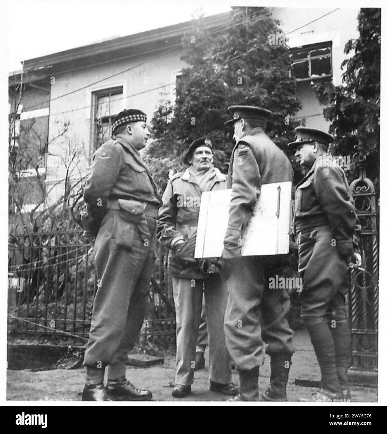 C-in-C VISITS 2ND ARMY DIV HQ - The C-in-C leaving 52 Lowland Div HQ ...