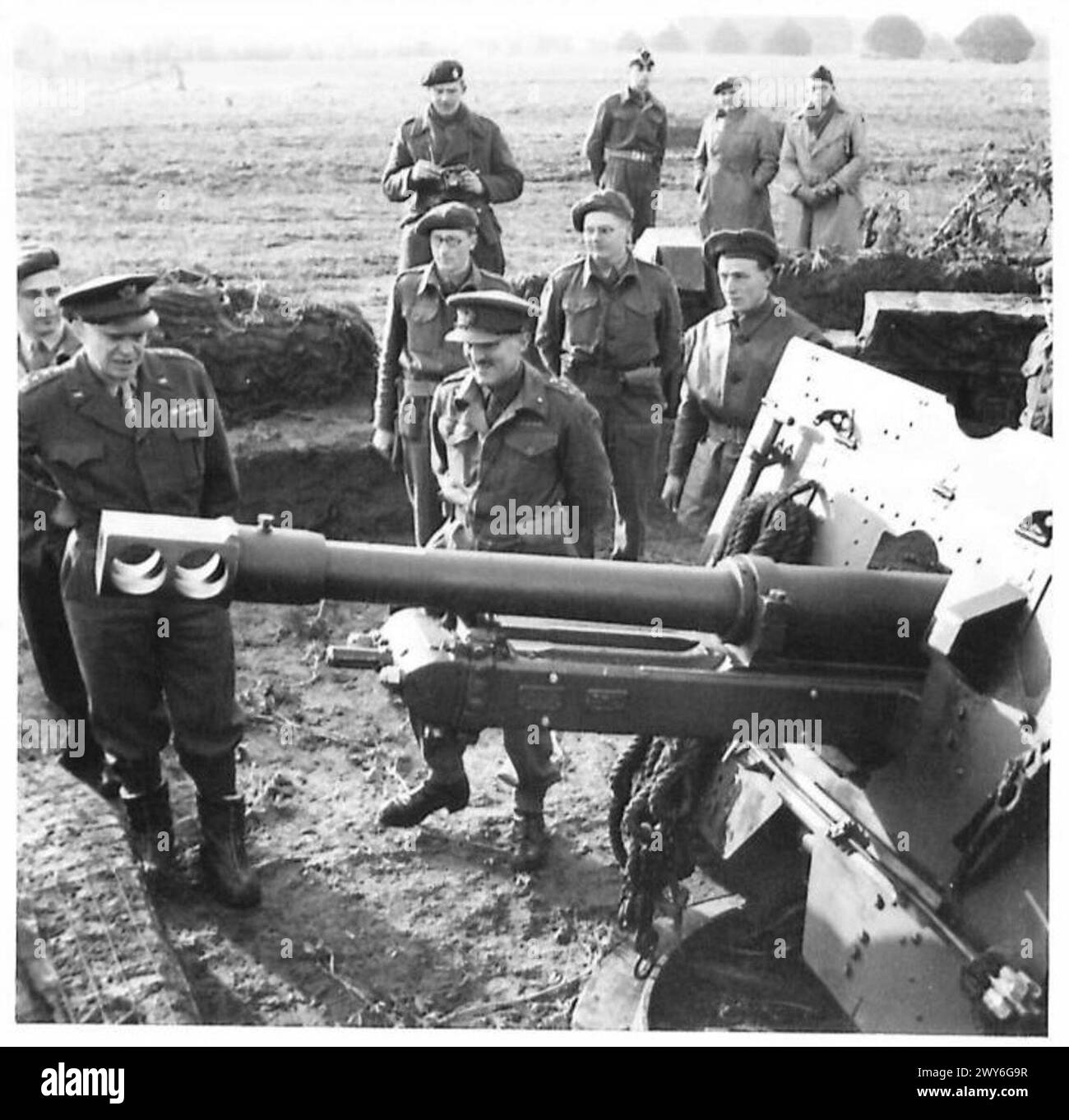 General Eisenhower speaks with officers and gunners around a 25-pounder ...