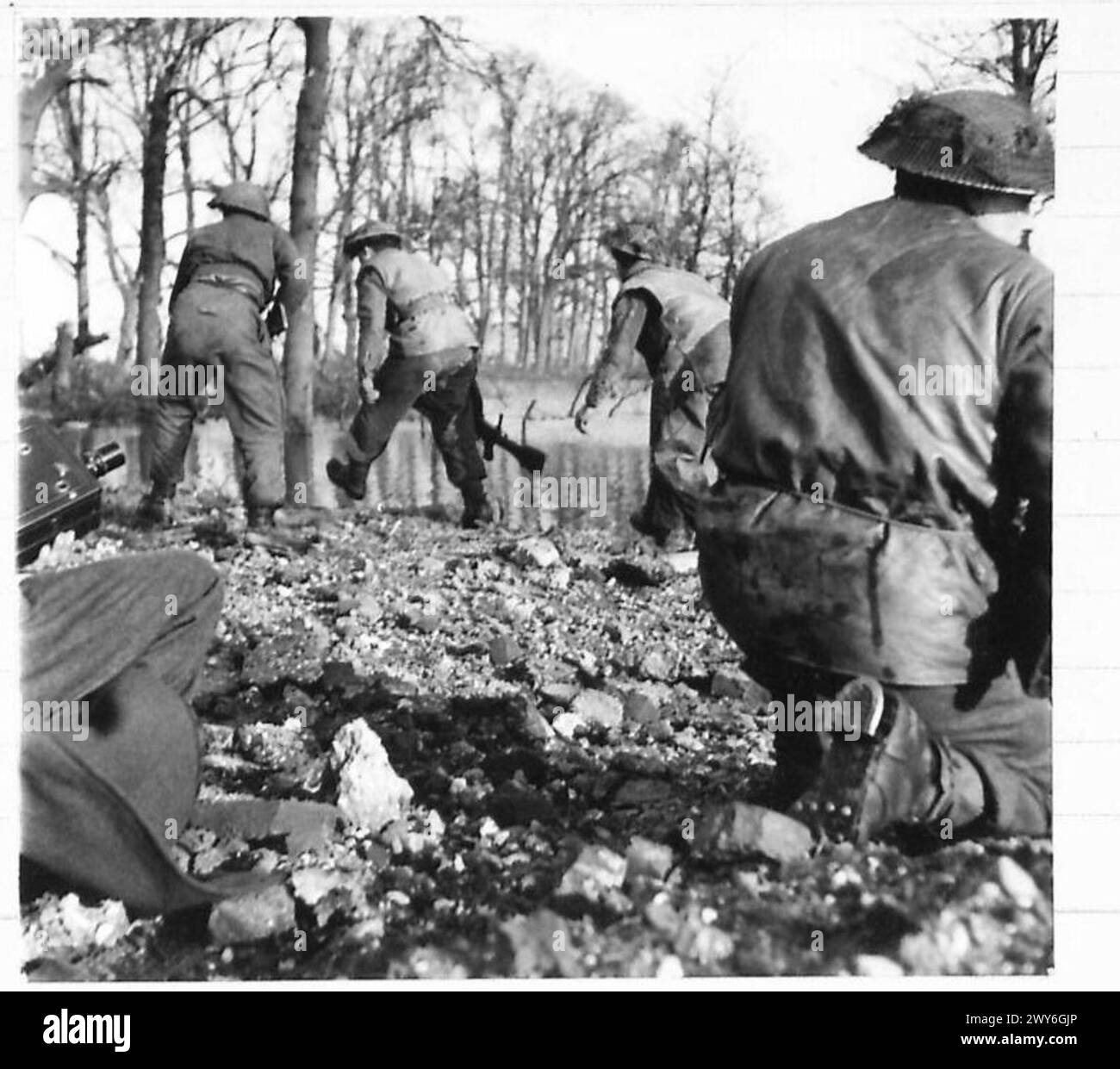 1ST SUFFOLK RECCE PATROL ON THE RUINS OF CHATEAU DE GEIJSTEREN - The ...