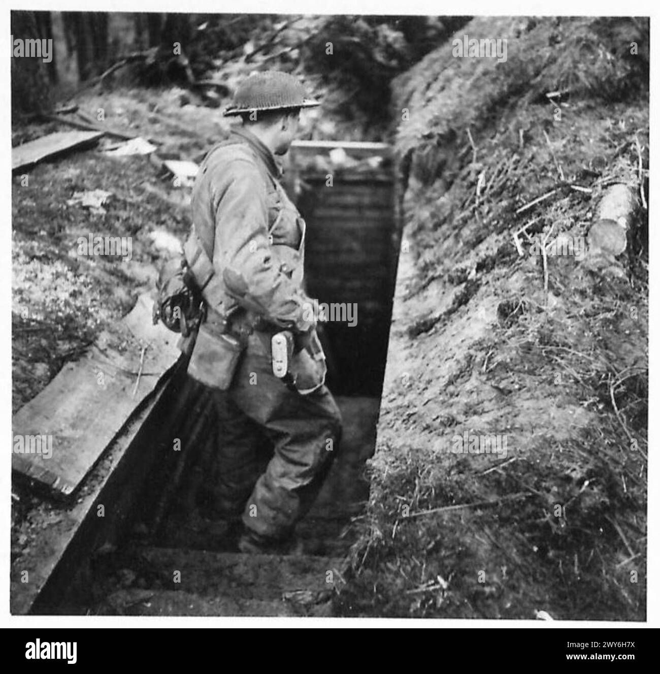 British troops advance through Cut Out Stock Images & Pictures - Alamy