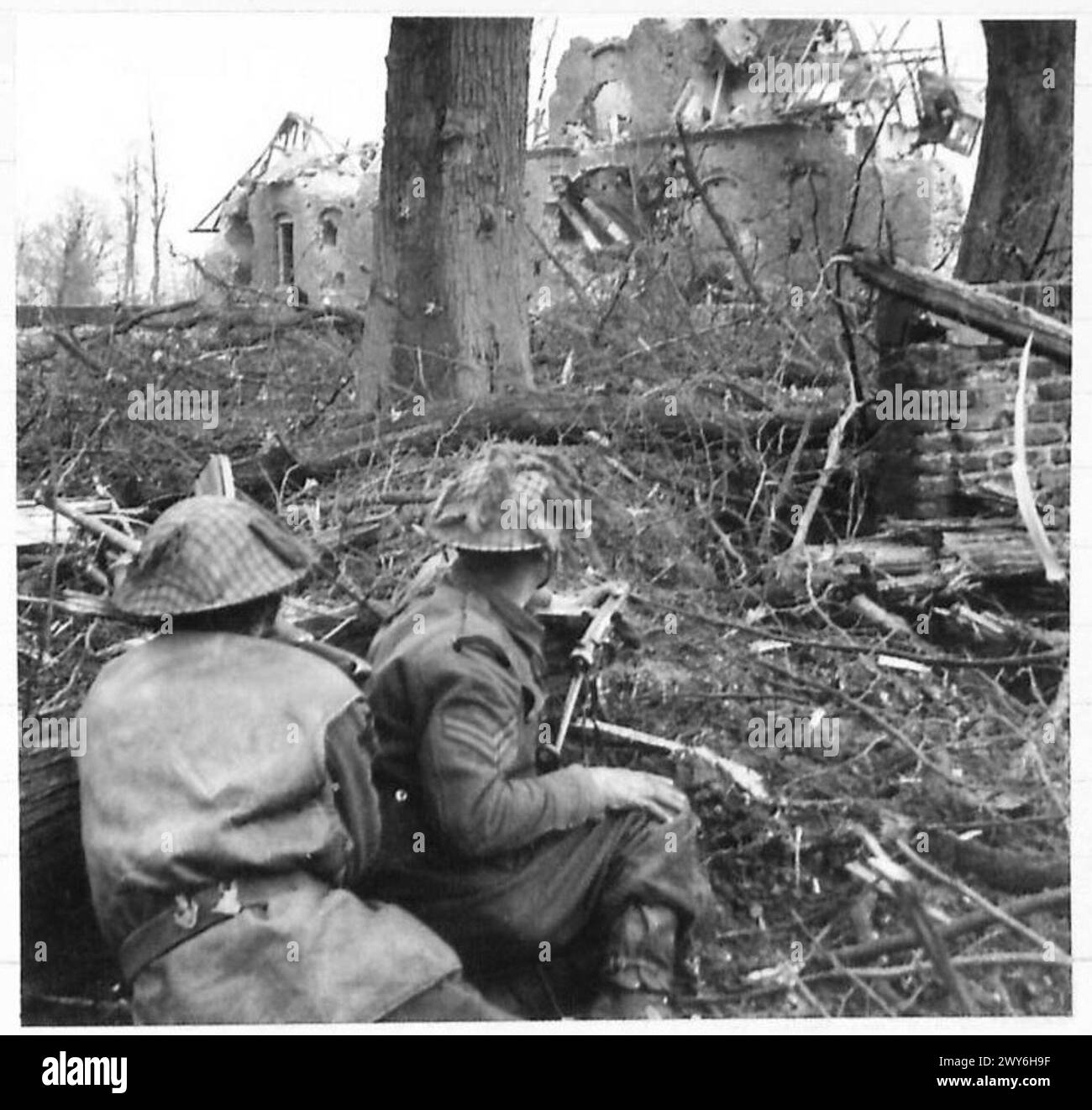 1ST SUFFOLK RECCE PATROL ON THE RUINS OF CHATEAU DE GEIJSTEREN ...