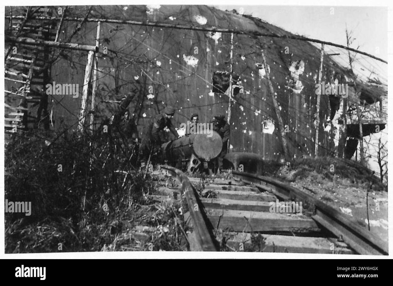 GERMAN CROSS-CHANNEL GUNS. - The shell container on rails which was ...