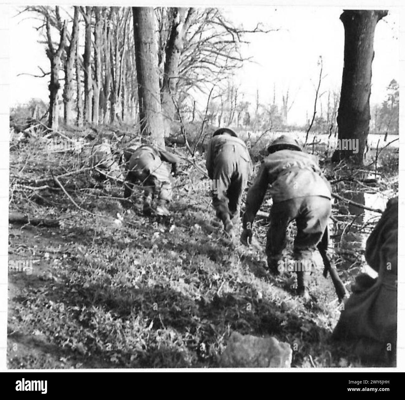 1ST SUFFOLK RECCE PATROL ON THE RUINS OF CHATEAU DE GEIJSTEREN ...