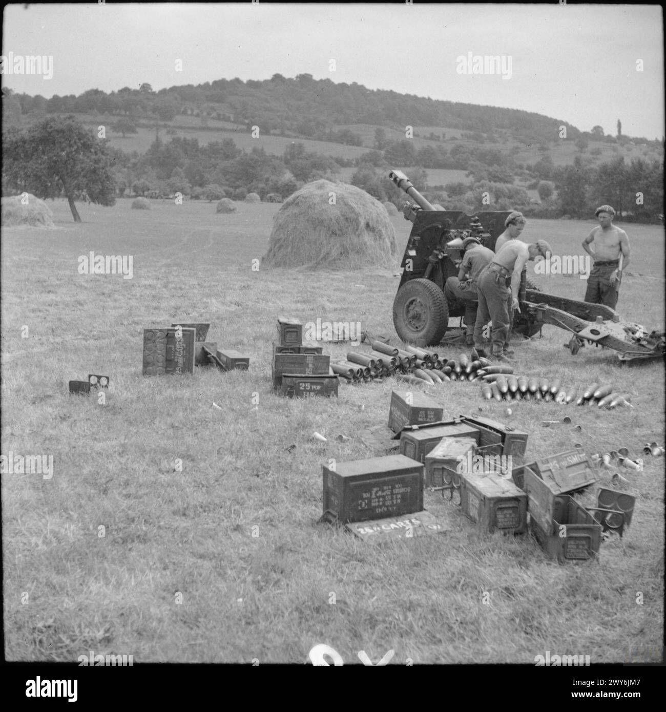 THE BRITISH ARMY IN THE NORMANDY CAMPAIGN 1944 - 25-pdr field gun of 'D ...
