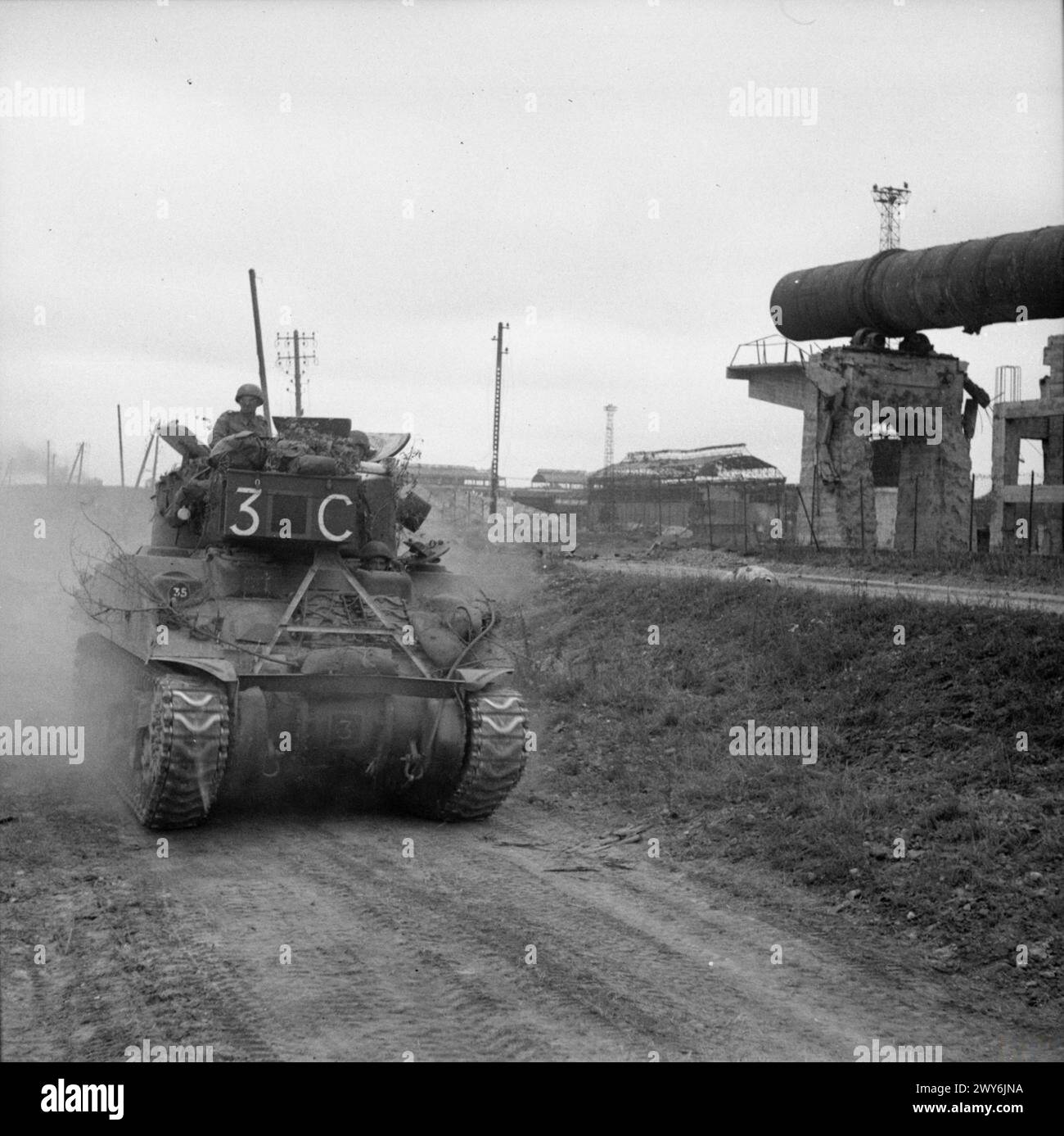THE BRITISH ARMY IN NORMANDY 1944 - A Sherman Firefly tank near Faub de ...