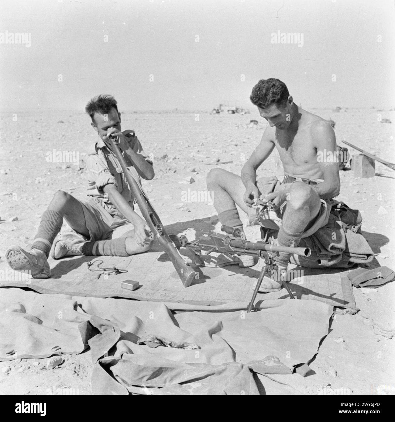Soldiers cleaning machine guns hi-res stock photography and images - Alamy