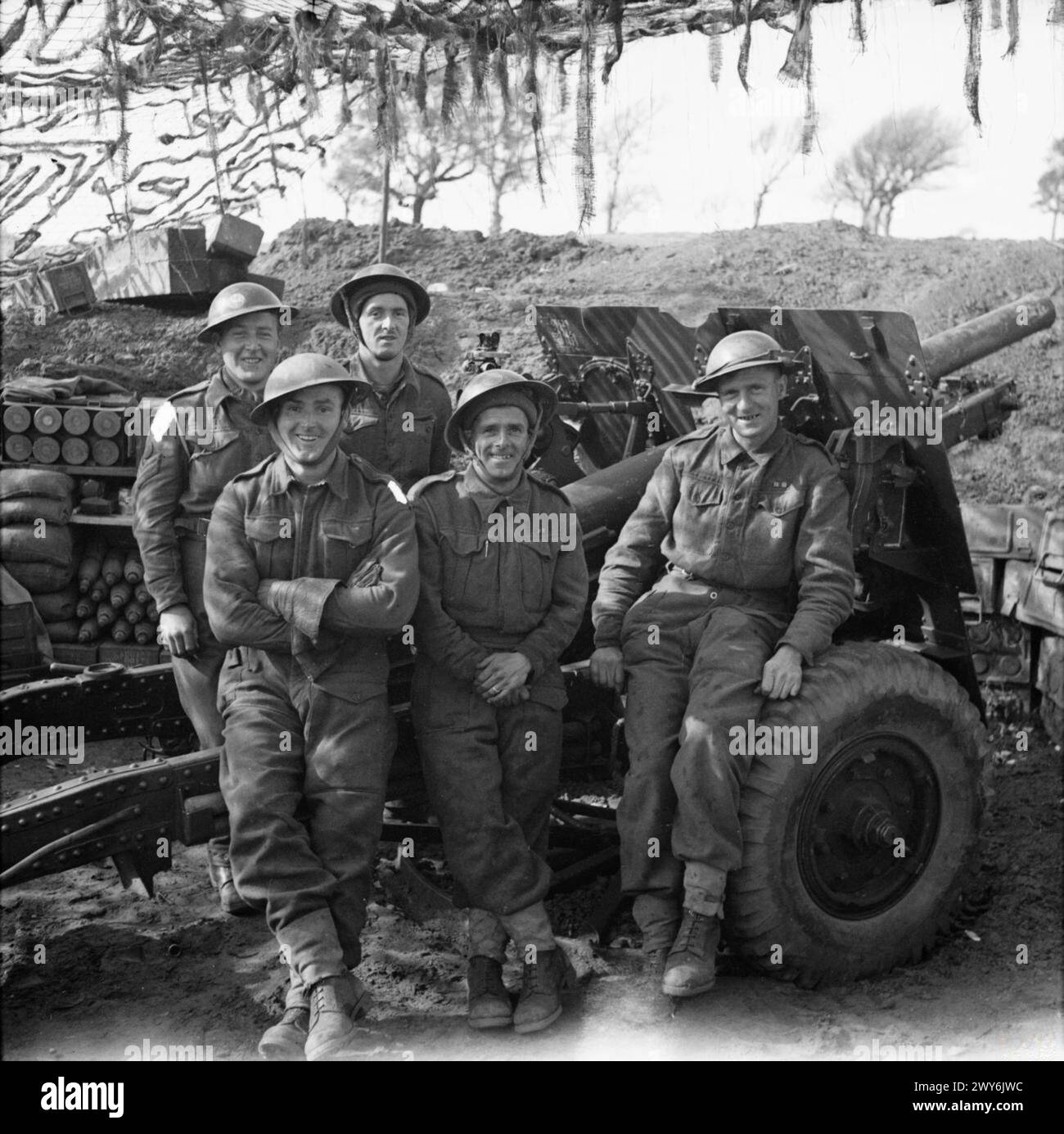 THE BRITISH ARMY IN ITALY 1944 - A 25pdr gun crew of 115th Field ...