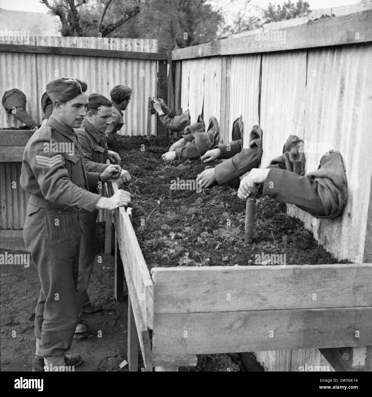 THE BRITISH ARMY IN ITALY 1943 - Troops learn to handle mines and booby ...