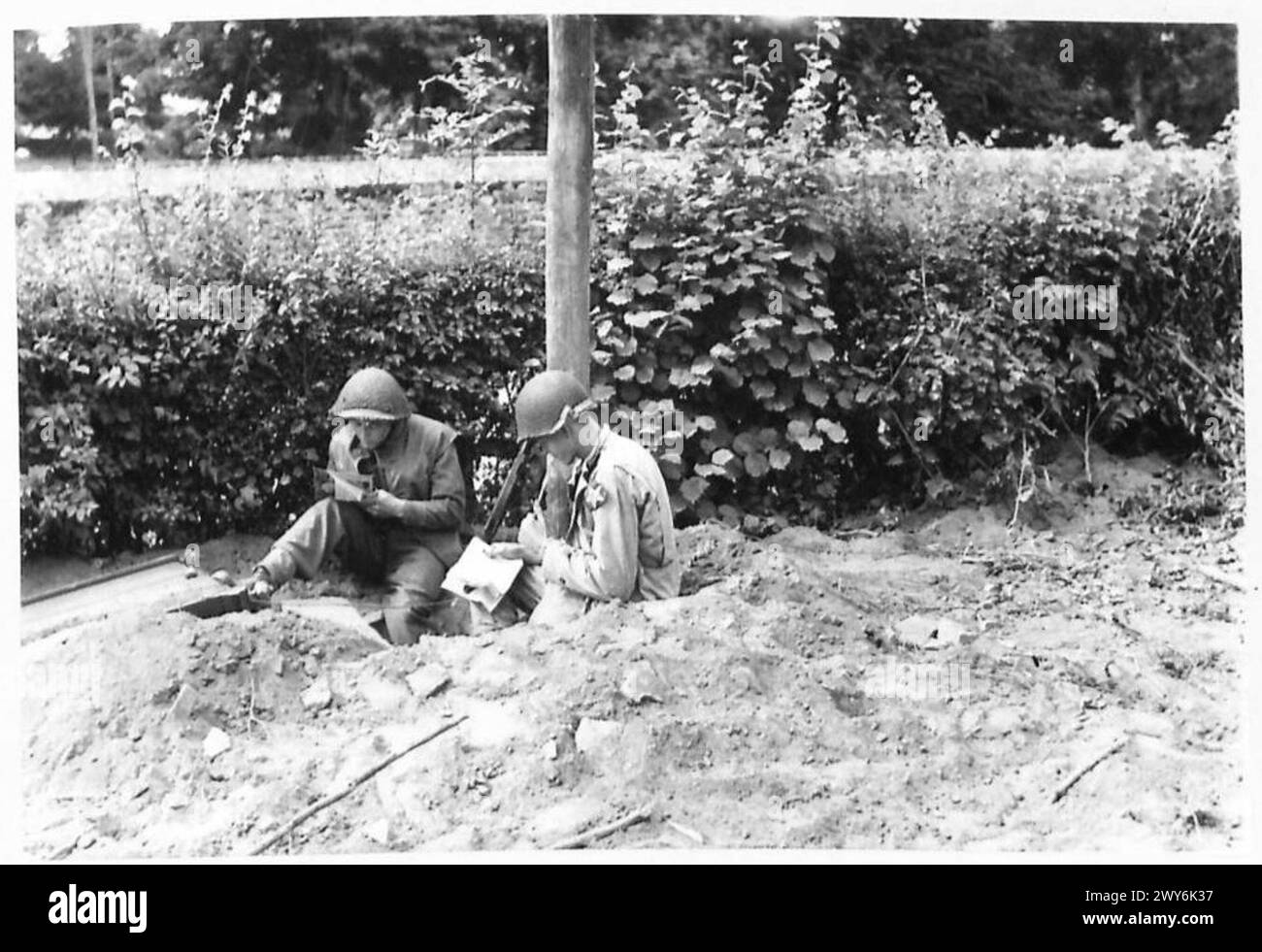 British soldiers in trench under Cut Out Stock Images & Pictures - Alamy