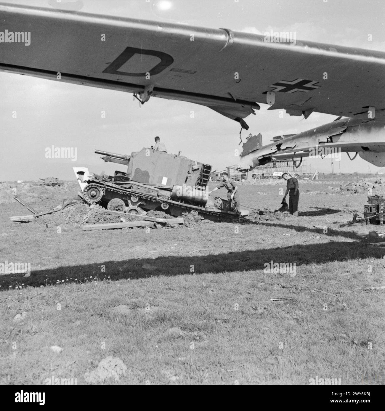 THE BRITISH ARMY IN ITALY 1943 - A Bishop 25-pdr self-propelled gun of ...
