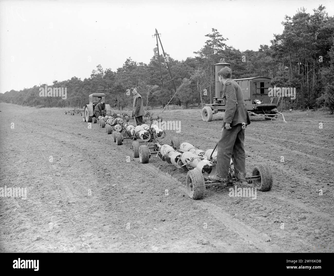 ROYAL AIR FORCE BOMBER COMMAND, 1939-1941. - Armourers hook up a train ...
