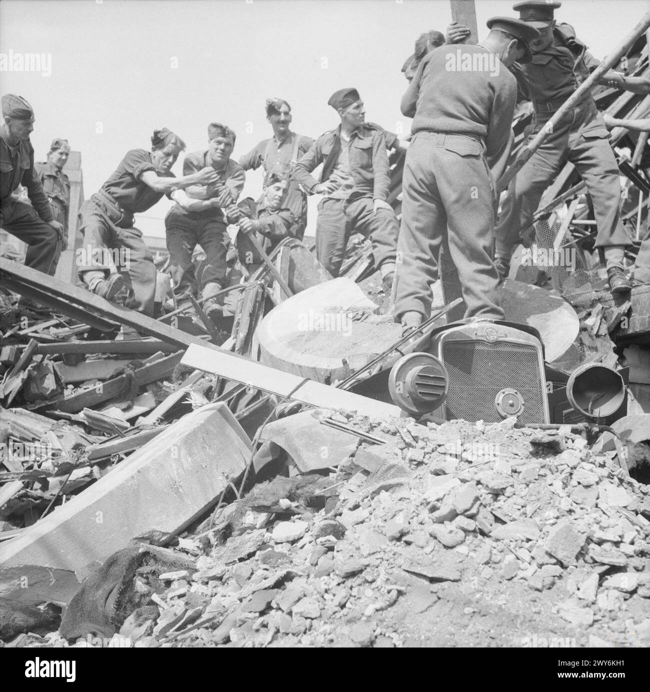 Troops of the 9th Battalion, Hampshire Regiment, British Army, clear ...
