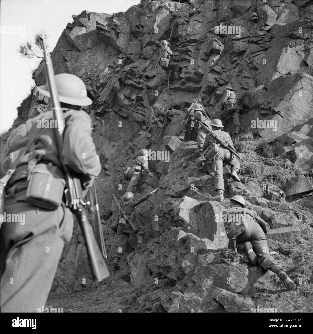 THE BRITISH ARMY IN THE UNITED KINGDOM 1939-45 - Commandos scale a ...