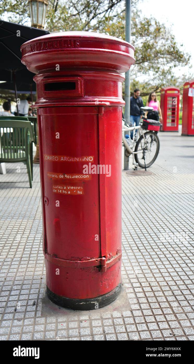 English Style Red Postbox in the street Stock Photo - Alamy