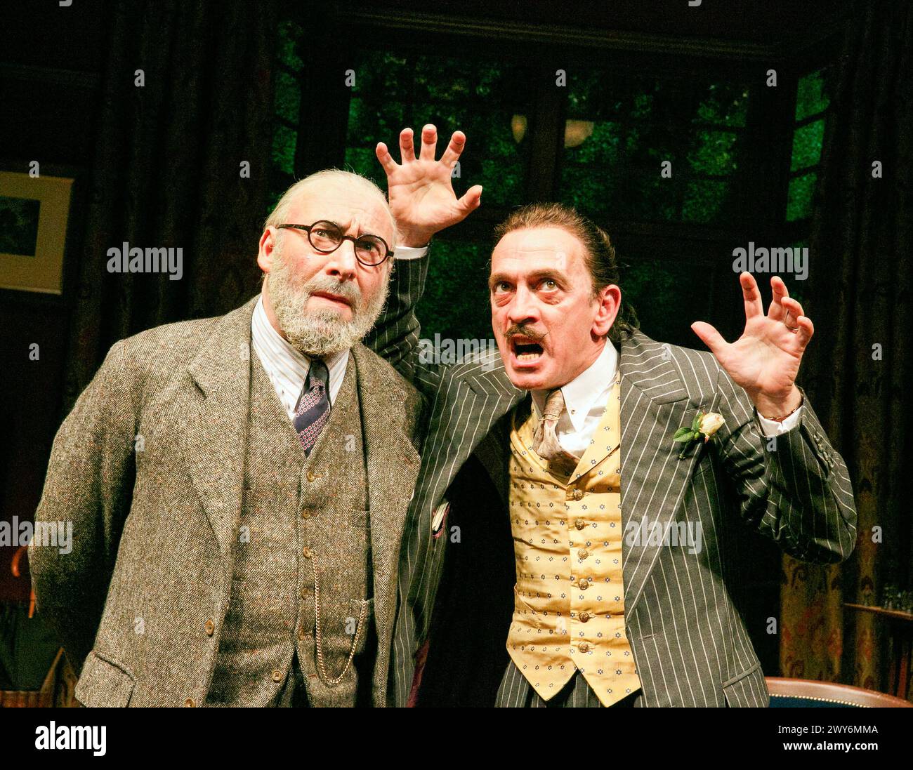 l-r: Antony Sher (Sigmund Freud), Adrian Schiller (Salvador Dali) in ...