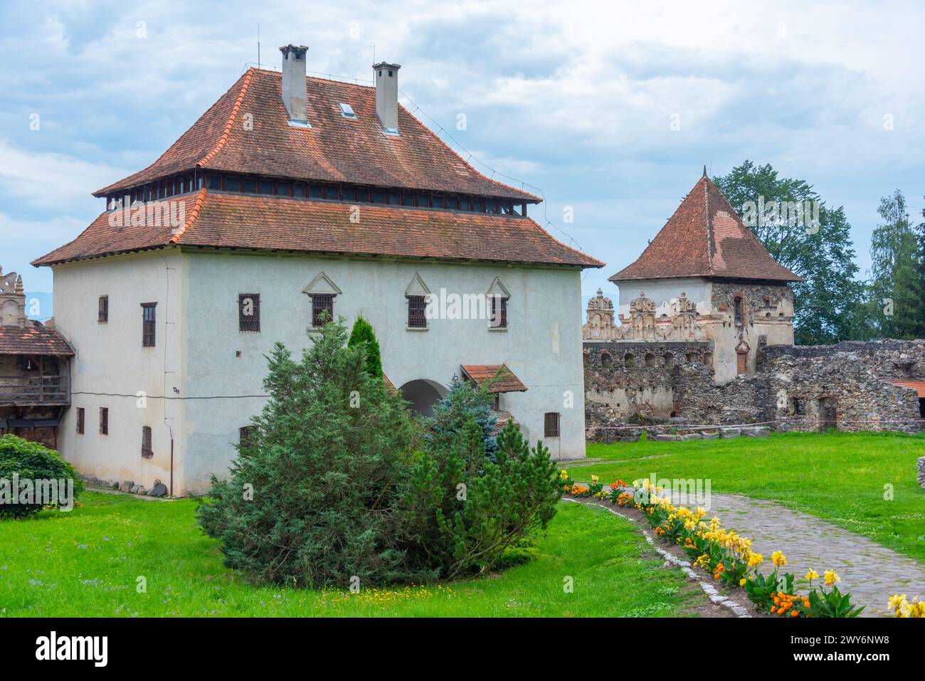 View of the Lazar castle in Lazarea, Romania Stock Photo - Alamy