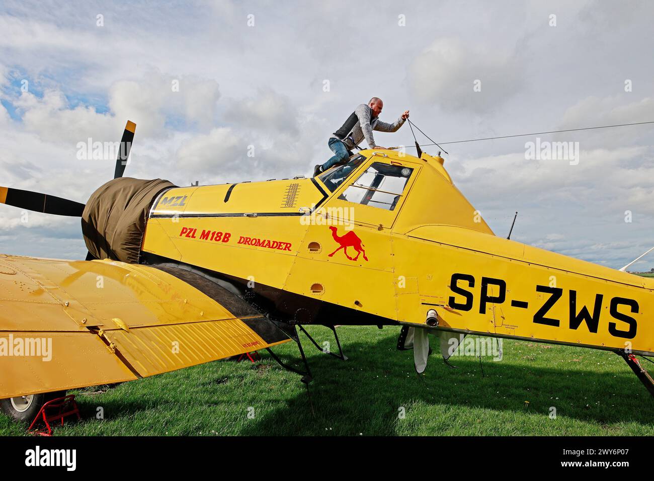 Start fire fighting aircraft hi-res stock photography and images - Alamy